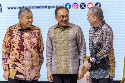 PM Anwar says prices of oil and flour still relatively low, Putrajaya ...