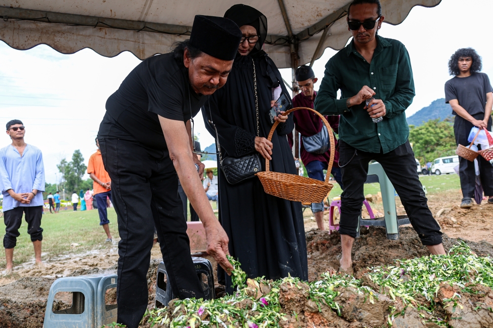 Legendary composer Ahmad Nawab laid to rest at KL’s Raudhatul Sakinah Muslim Cemetery | Malay Mail