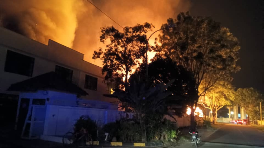 Fire breaks out at three factories in Bandar Puncak Alam | Malay Mail
