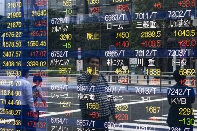 Asian stocks edge higher as yen hits five-month low in quiet year-end ...