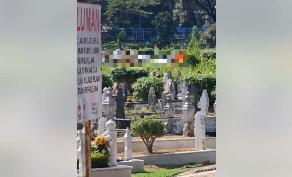 Police investigate viral video of unusual zikir at Setapak cemetery | Malay Mail
