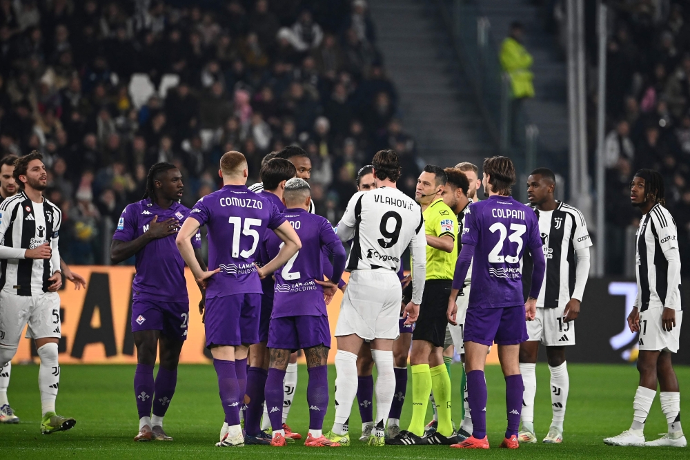 Juve draw as match interrupted after Vlahovic abuse, Napoli go joint ...