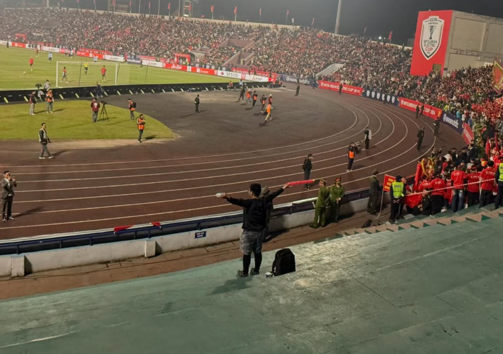 Lone Singapore Lions fan stands tall amid Vietnam’s roaring 2024 Asean Cup crowd | Malay Mail
