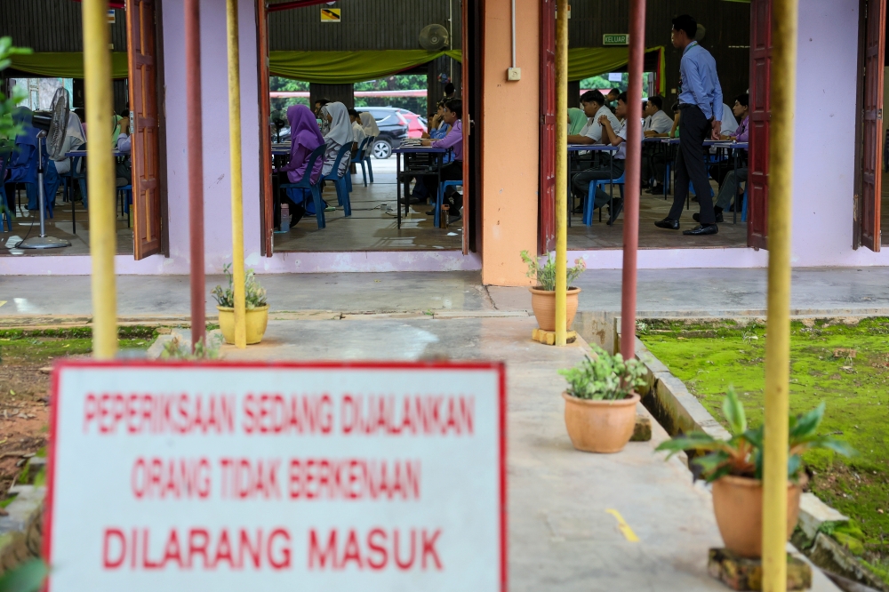 Despite floods, SPM commences today with over 400,000 candidates in ...