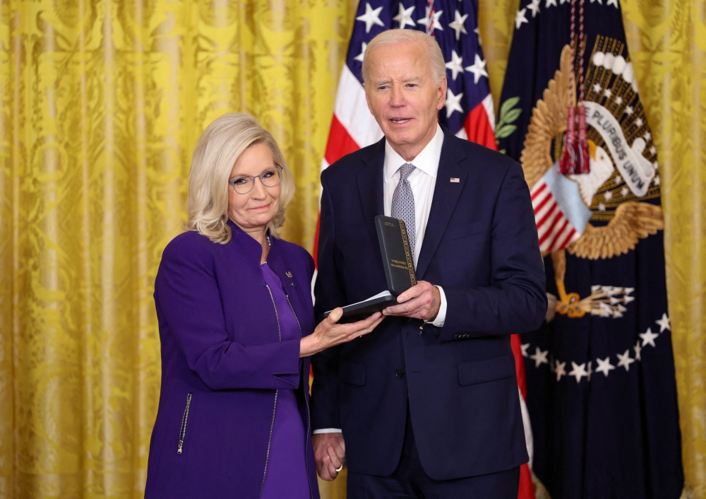 Biden awards Presidential Citizens Medal to Liz Cheney and others for ...