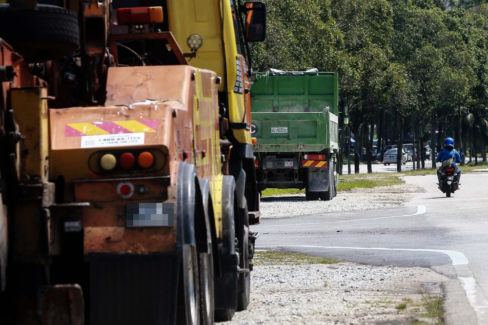 Why are lorries more dangerous on the road? A deep dive into the risks ...