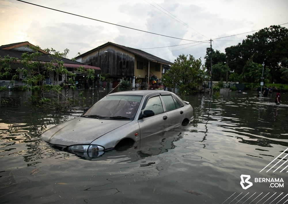 Heavy rain causes Sungai Pinji to overflow, flooding homes in Kampung ...