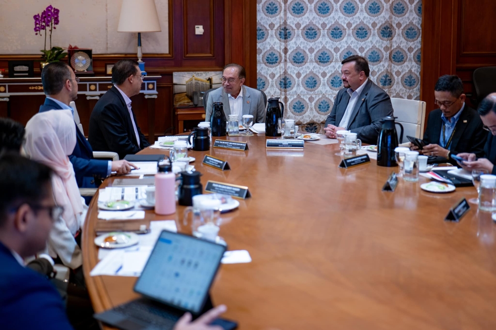 PM Anwar receives courtesy call from EPF’s top management | Malay Mail
