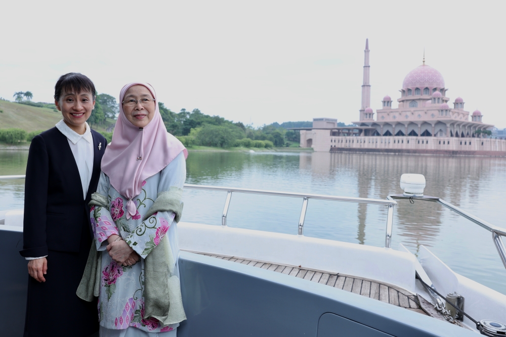 Japan PM’s wife Yoshiko Ishiba explores Putrajaya with Dr Wan Azizah ...