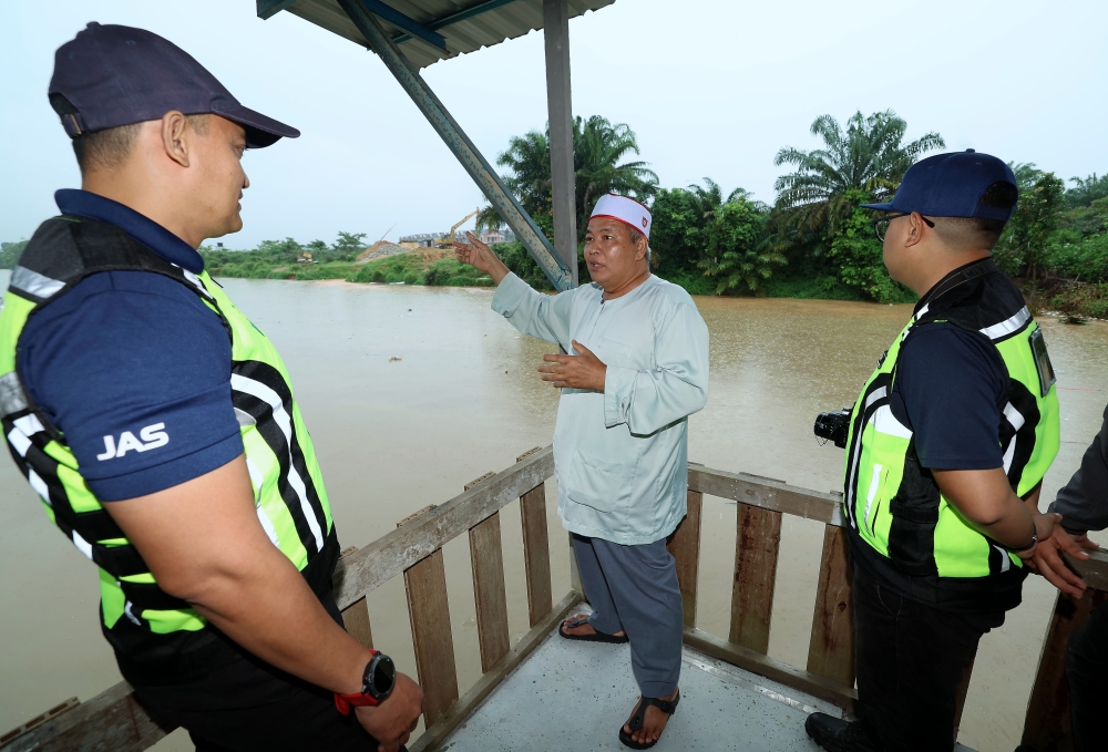 Stinky situation: Sepakat Baru residents in Johor report foul discharge ...