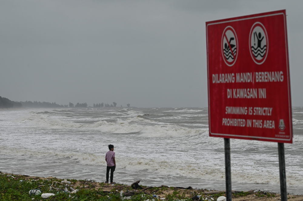 Police deploy team to monitor high tide at Terengganu beaches | Malay Mail
