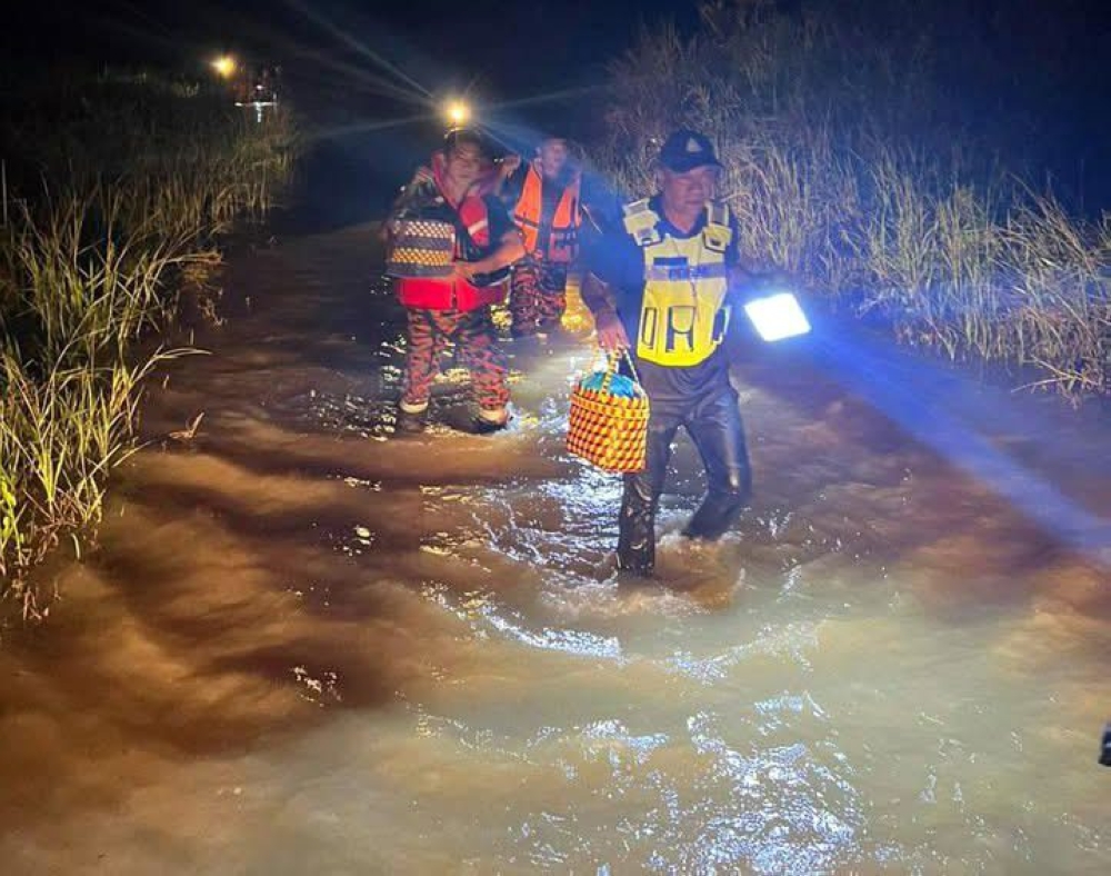 Three feet high and rising: Floods force longhouse residents evacuate ...