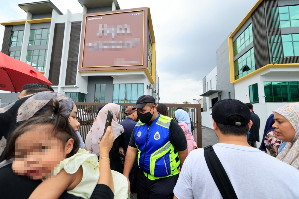 Police arrest couple owning travel agency for failing to fly out umrah pilgrims, 379 victims ...