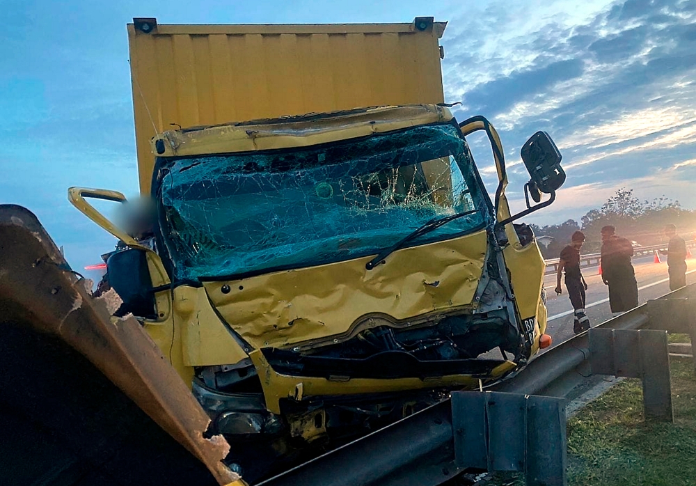 Lorry driver dies after crash with trailer on North-South Expressway ...