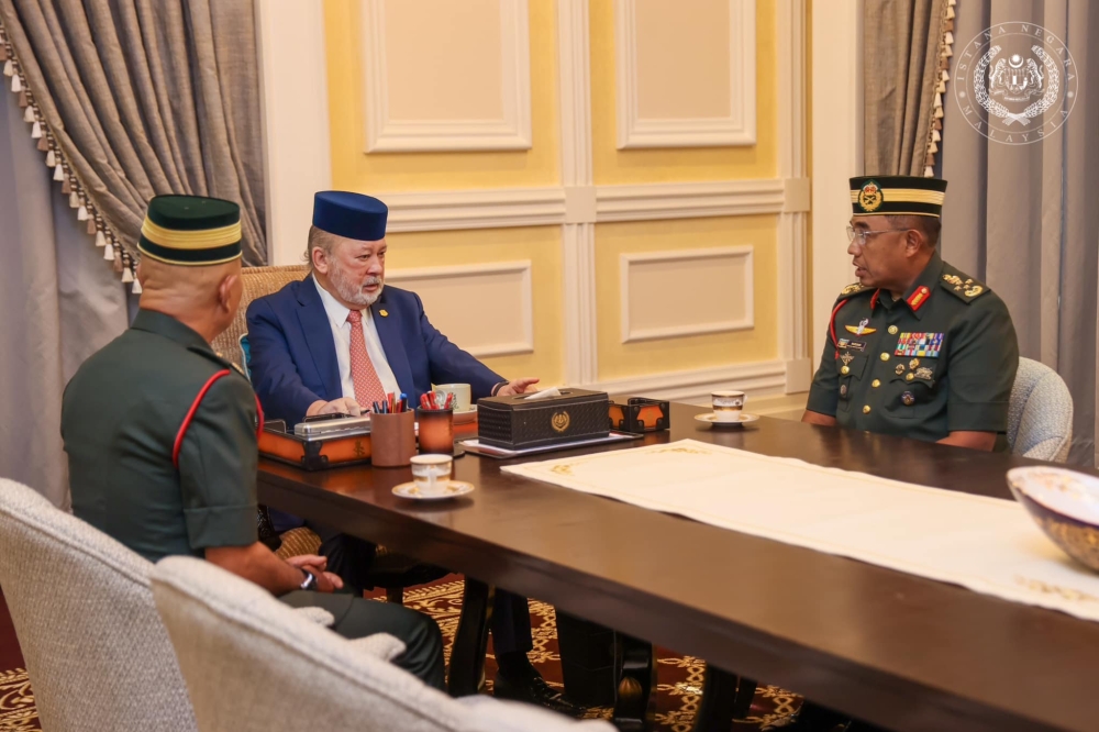Sultan Ibrahim grants audience to new Chief of Defence Force | Malay Mail