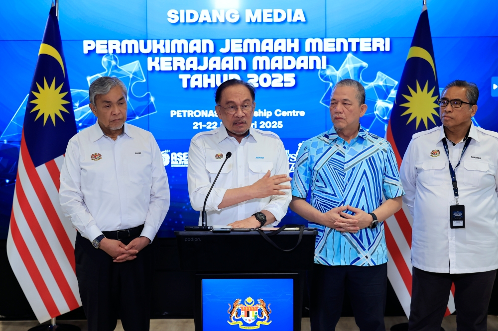 Anwar announces Putrajaya-Sarawak talks to detail Petronas-Petros cooperation | Malay Mail