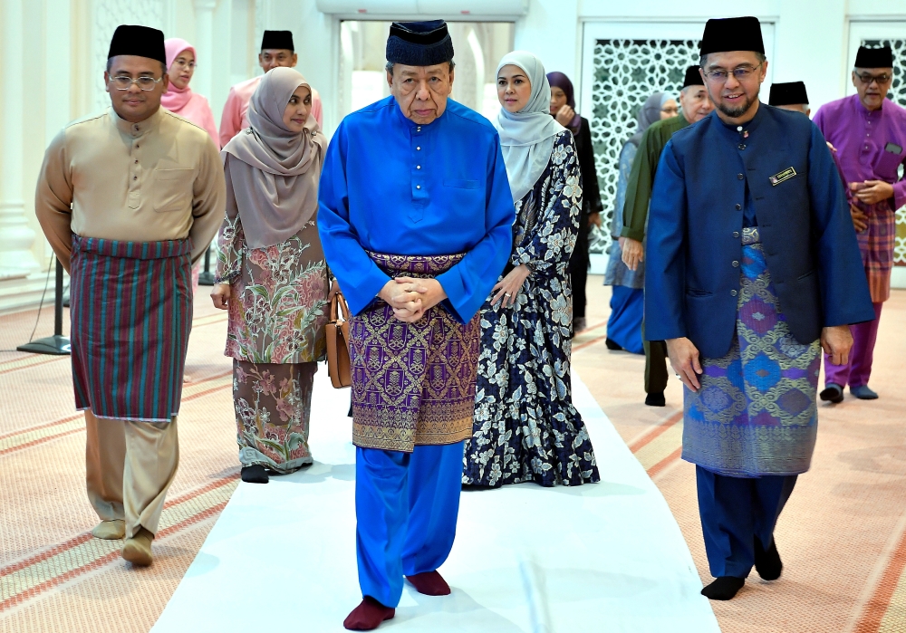 Selangor Sultan breaks fast with UiTM staff and students | Malay Mail