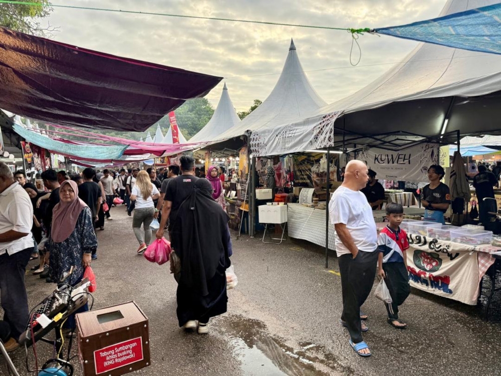 Tradition over trends: Ramadan bazaars in Johor go back to classic ...
