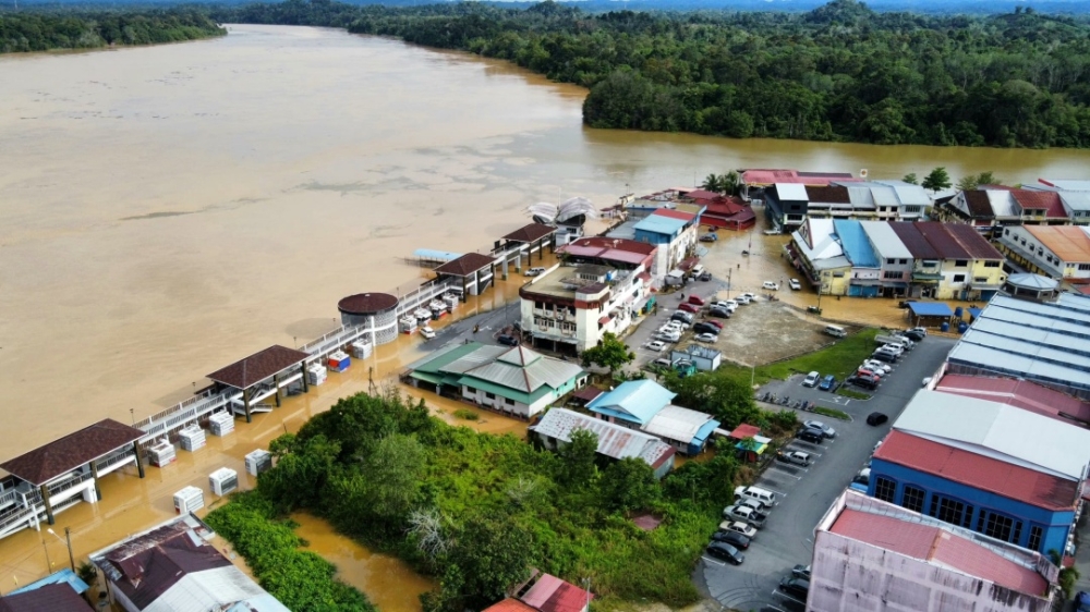 Kanowit submerged by severe flooding; stranded hearse rescued amid ...