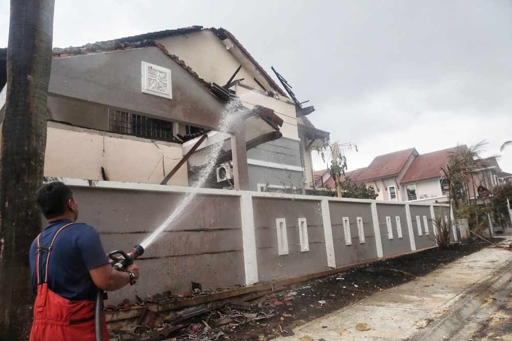 Puchong pipeline blaze almost contained, 190 homes and 159 vehicles ...