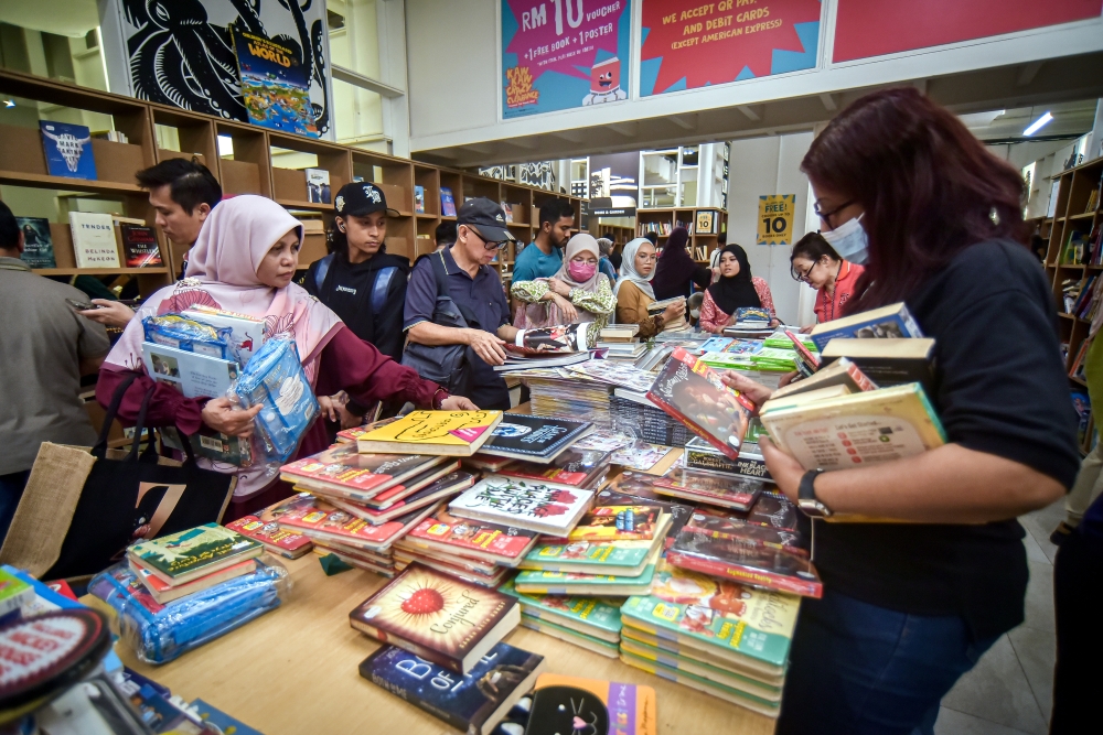 BookXcess gives away 200,000 free books, draws huge crowds as ...