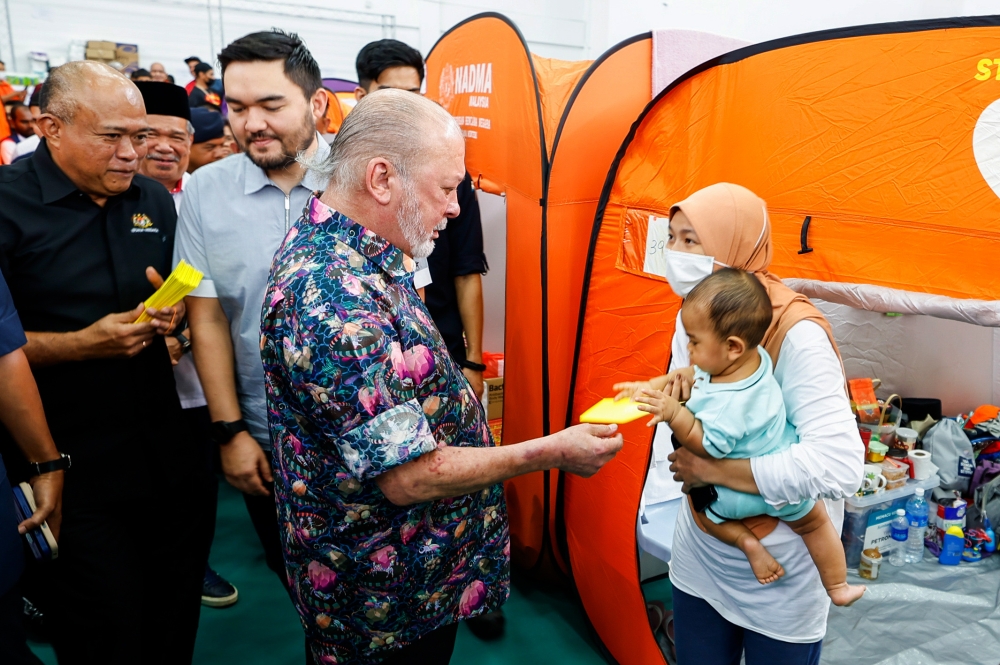 King gives RM1,000 aid to each household hit by Putra Heights gas blast | Malay Mail