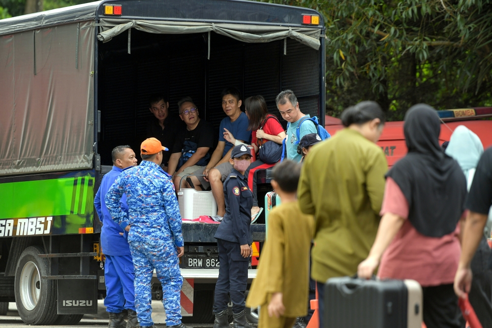 Govt cancels Selangor Hari Raya open house to honour Putra Heights gas ...