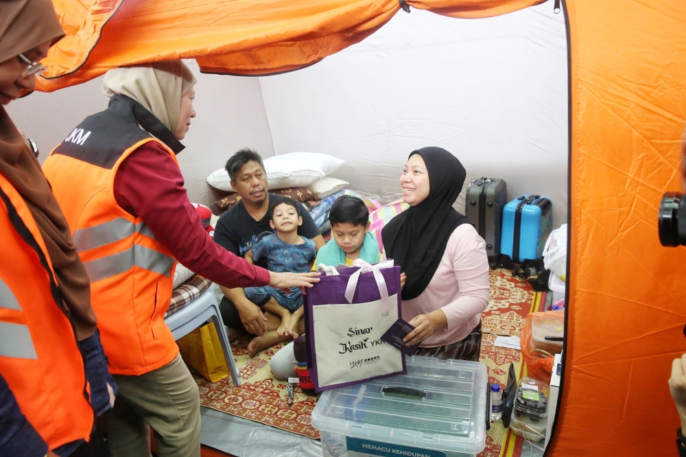 Minister: Over 350 people affected by Putra Heights blaze received ...