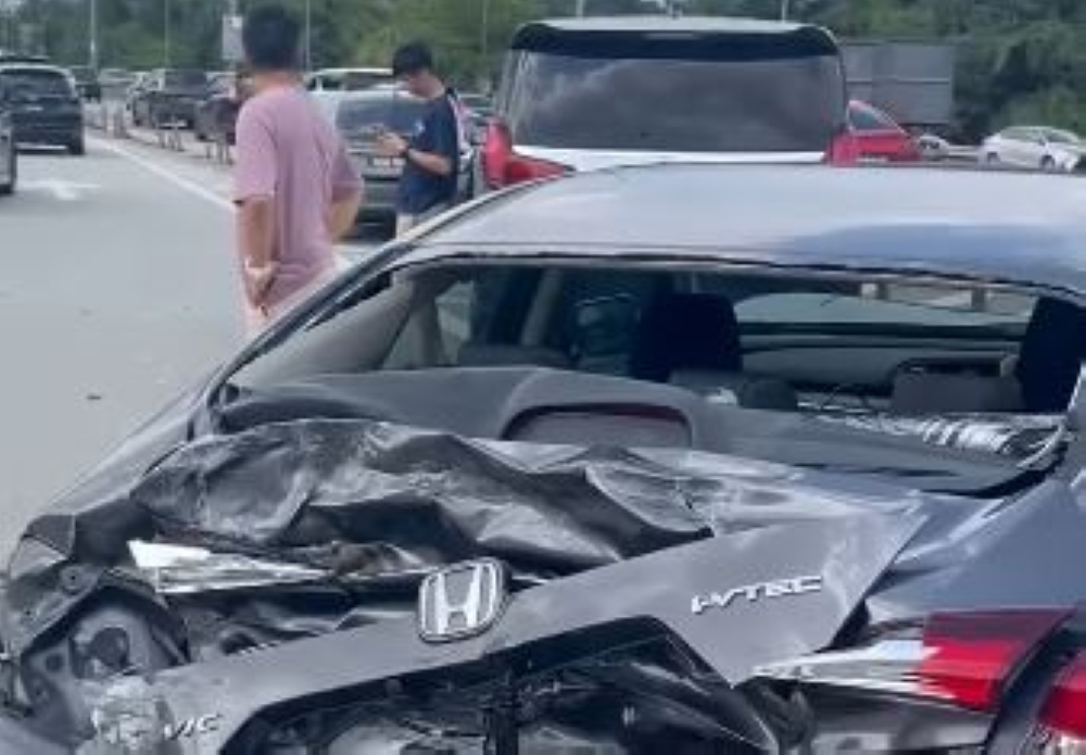 Runaway lorry ploughs through 15 vehicles near Serenia Toll Plaza in ...