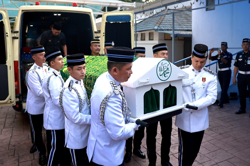 Former PM Abdullah Badawi’s remains arrive at National Mosque ahead of ...