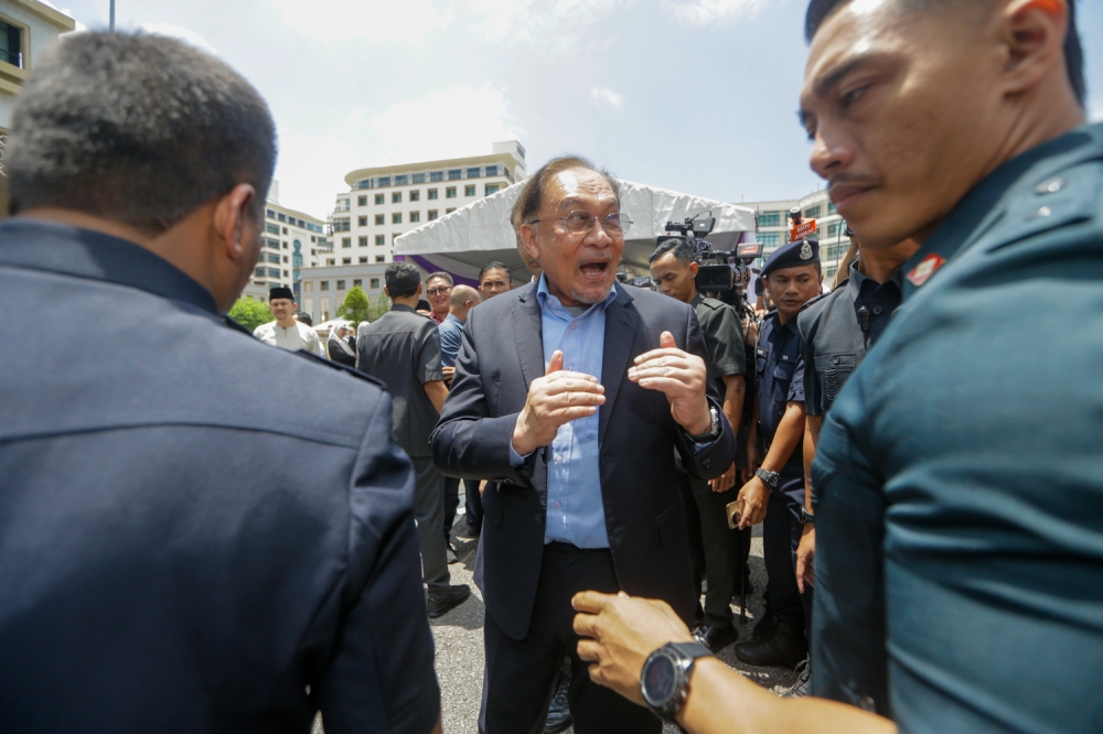 ‘Jangan dikenang yang jauh’: Anwar quotes P. Ramlee classic to deflect ...