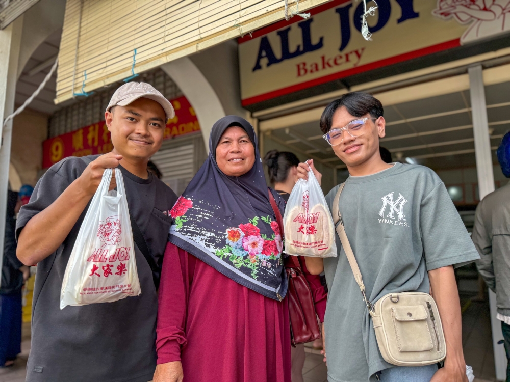 Final taste of nostalgia as Kuching’s beloved All Joy Bakery closes after four decades | Malay Mail