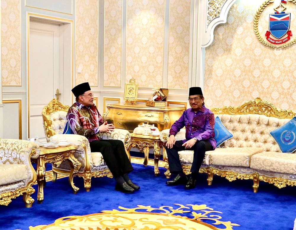 Anwar pays courtesy call on Sabah Governor Musa Aman in Kota Kinabalu ...