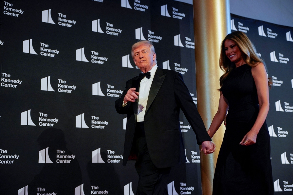 ‘Someone explain the plot to him’: Trump cheered, jeered at ‘Les ...