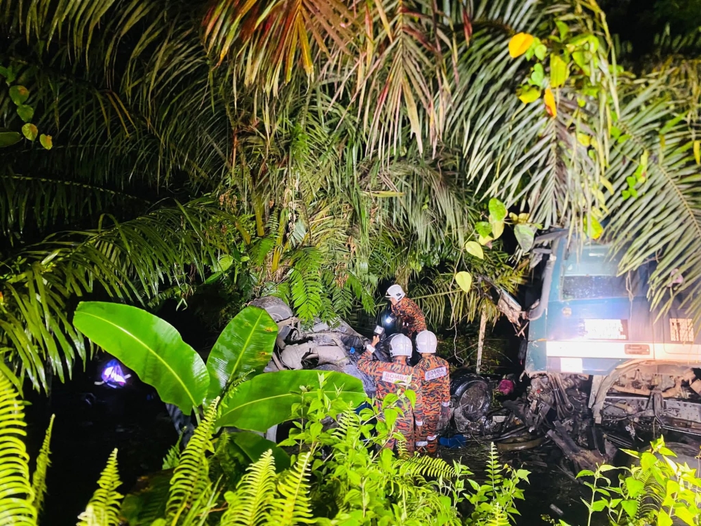 Three killed after Isuzu D-Max pickup crashes into palm oil trailer in ...