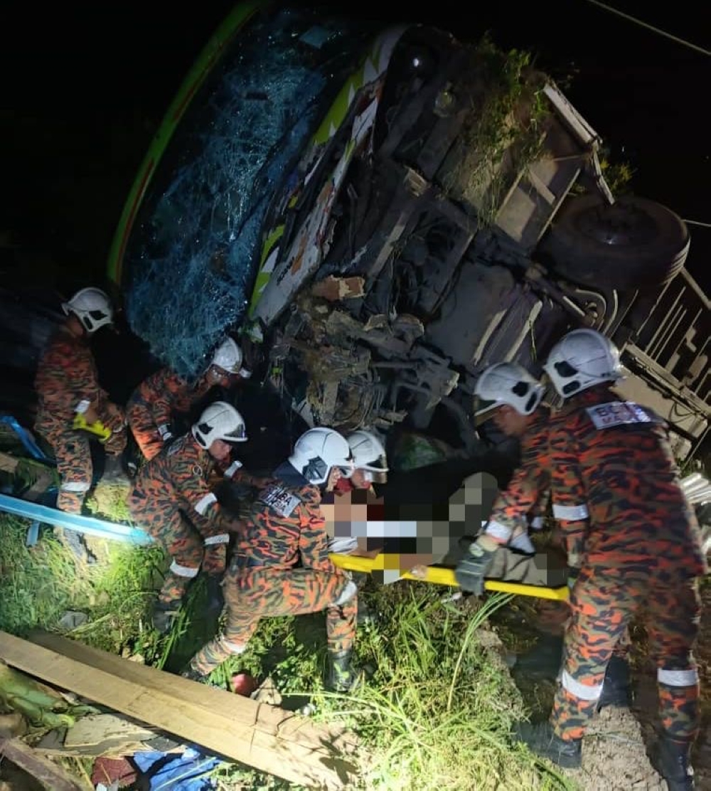 Five injured as express bus veers into wrong lane, collides with three vehicles in Ranau | Malay ...