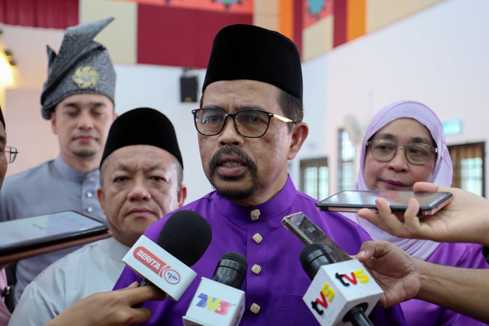 Cuepacs warns civil servants to stay neutral, stay out of anti-Anwar ...
