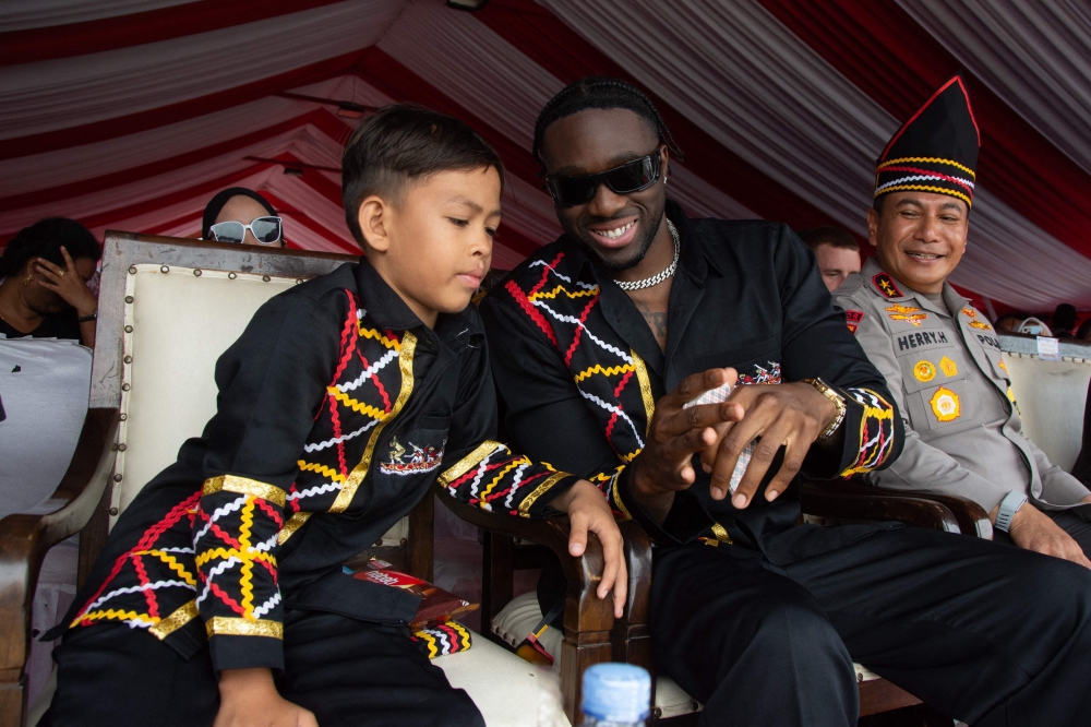 Viral dancing boy draws record crowds to Sumatra’s Pacu Jalur boat race ...