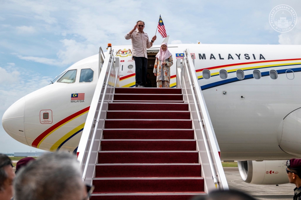 Etleboro.org - Anwar and Dr Wan Azizah welcomed by Xi at SCO gala in ...
