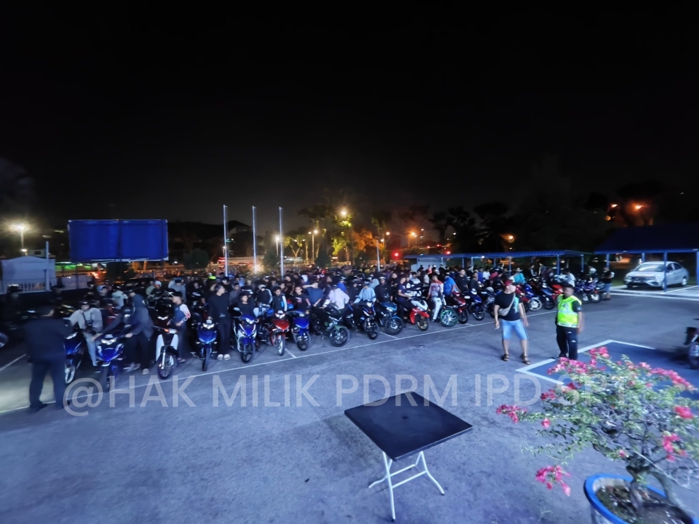 Malaysia Day weekend blitz: Penang cops nab mat rempit in Seberang ...