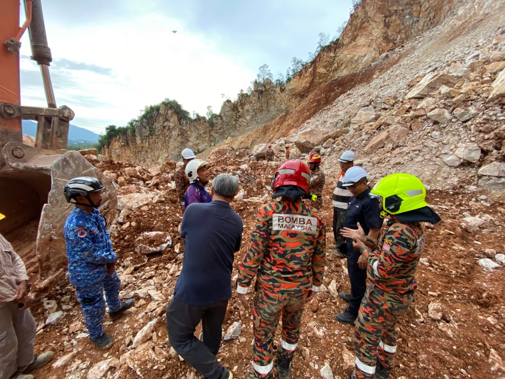 Hope fades on Day Three but search goes on for Raub quarry worry ...