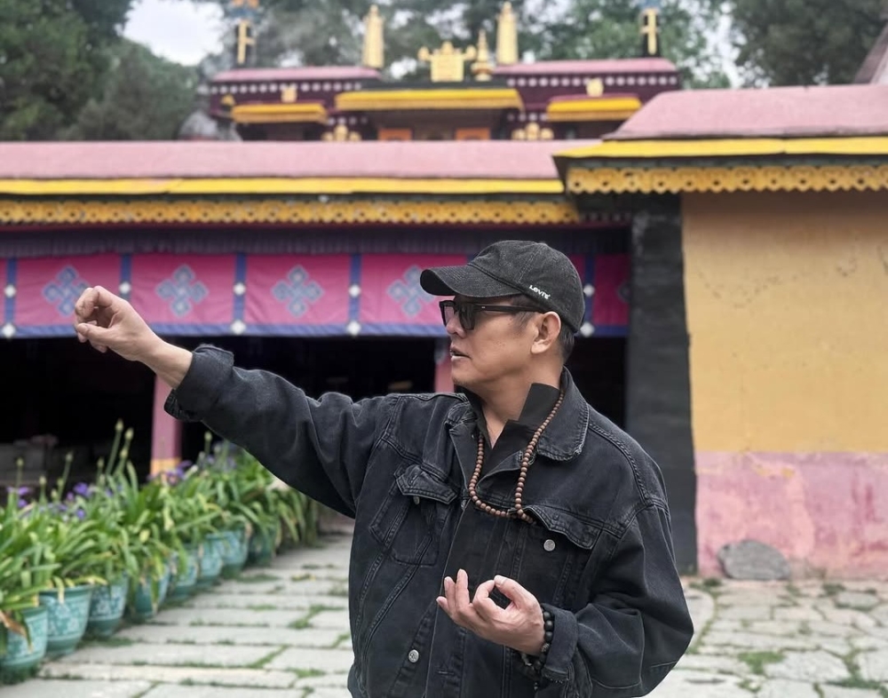 Jet Li spotted at Beijing dealership wearing rare Dzi bead worth 100m ...
