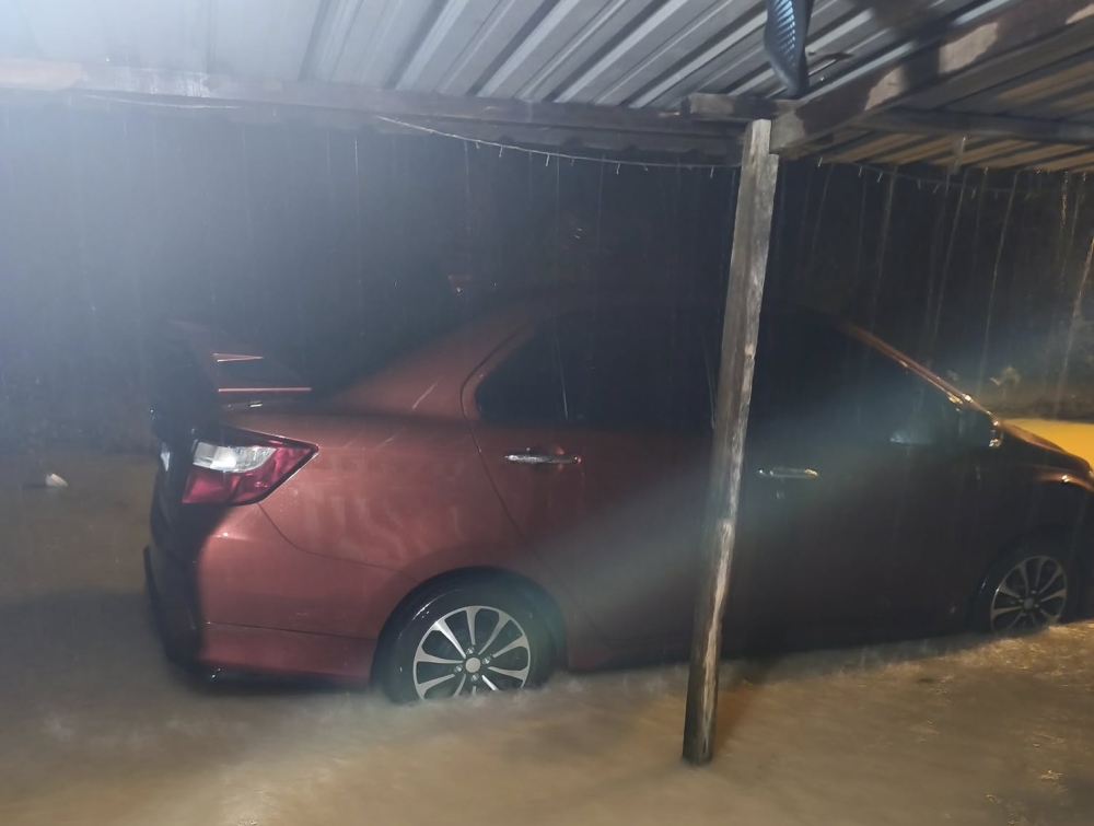 Over 100 evacuated in Pontian flash floods | Malay Mail