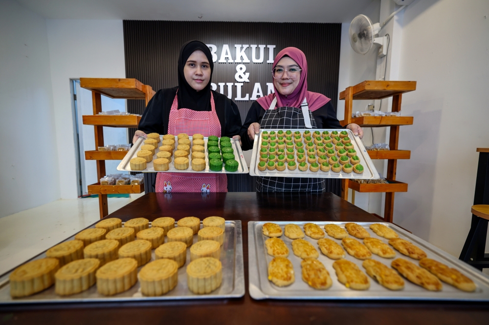 Halal mooncakes take on sweet new twist with pineapple and chocolate creations in Bukit Mertajam ...