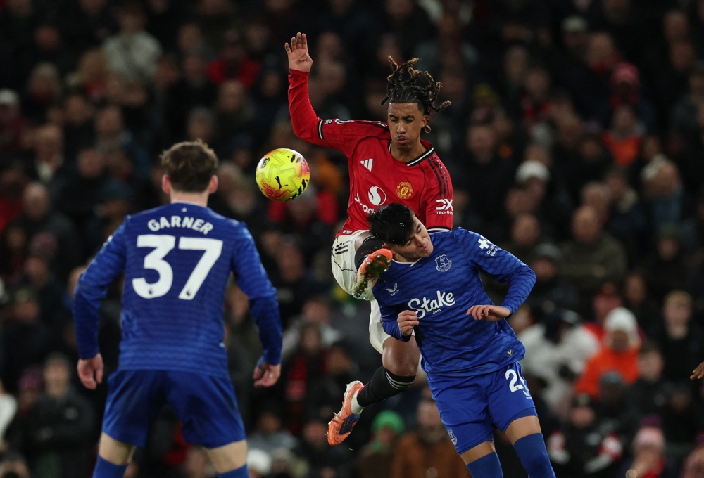 Everton shrug off bizarre red card to beat blunt Man United | Malay Mail