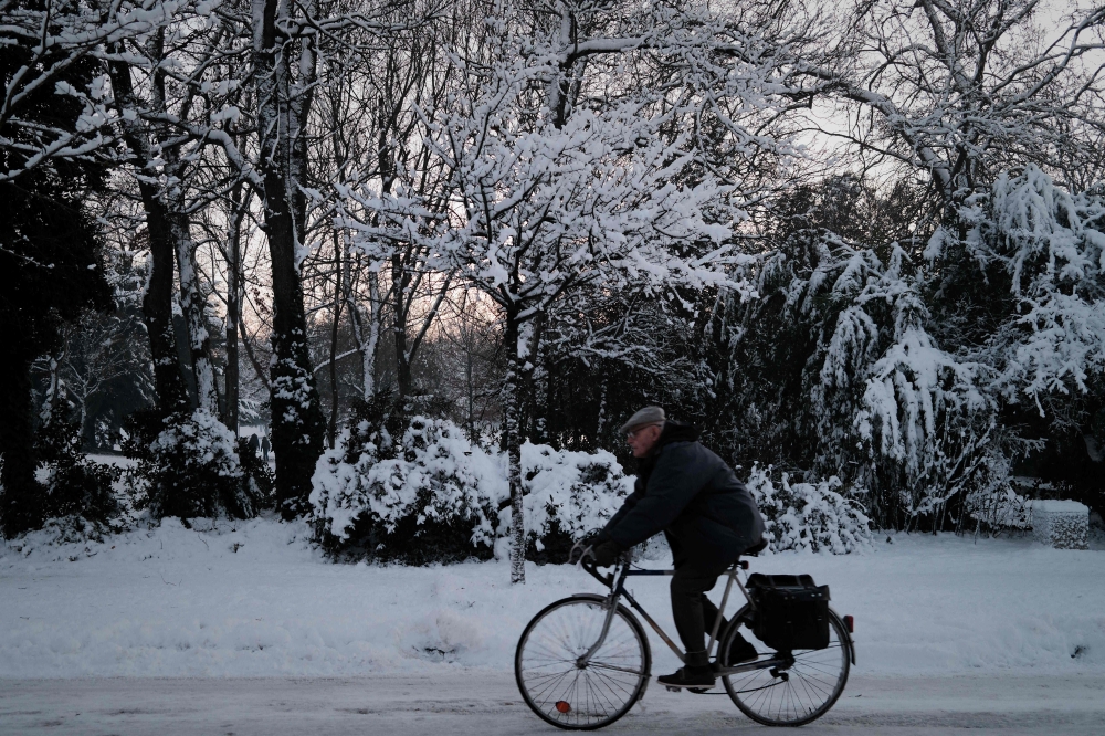 Europe frozen as snow, ice and sub-zero temperatures cause travel chaos ...