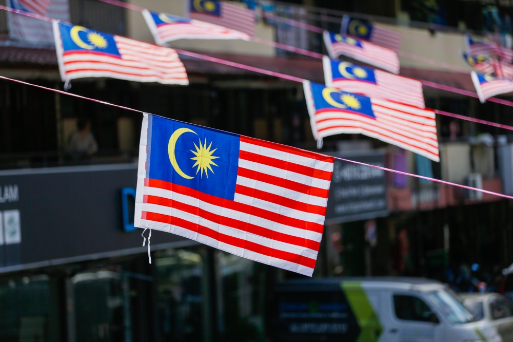 Johor cops nab Chinese national over upside-down Jalur Gemilang in ...