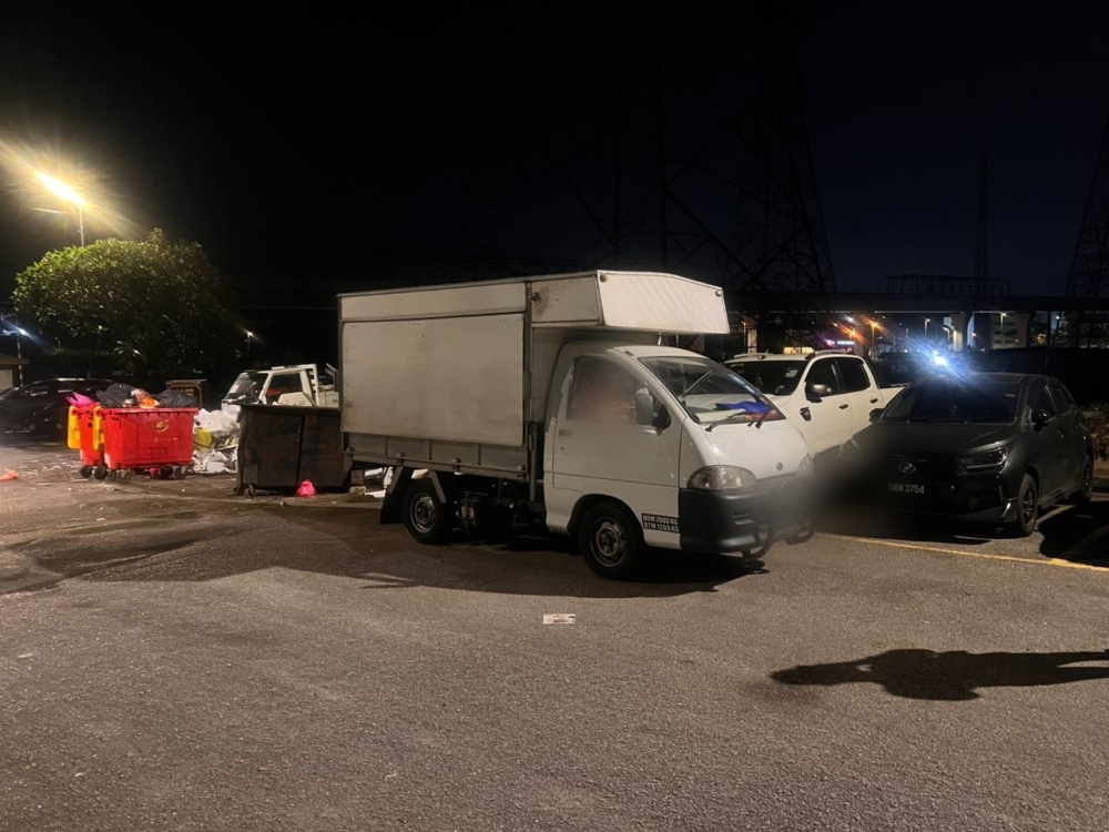 MBPJ seizes lorry for illegal waste dumping in Prima Damansara