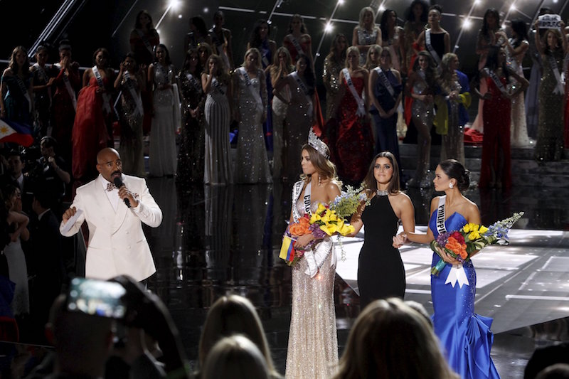 Miss Universe urges fans to stop the hating after crowning gaffe (VIDEO ...
