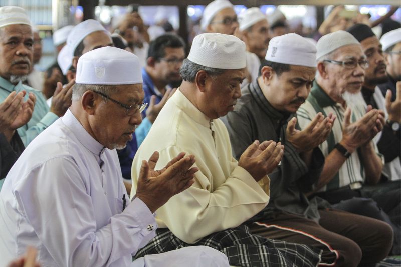 Thousands attend final prayer for late PAS spiritual leader Haron Din ...